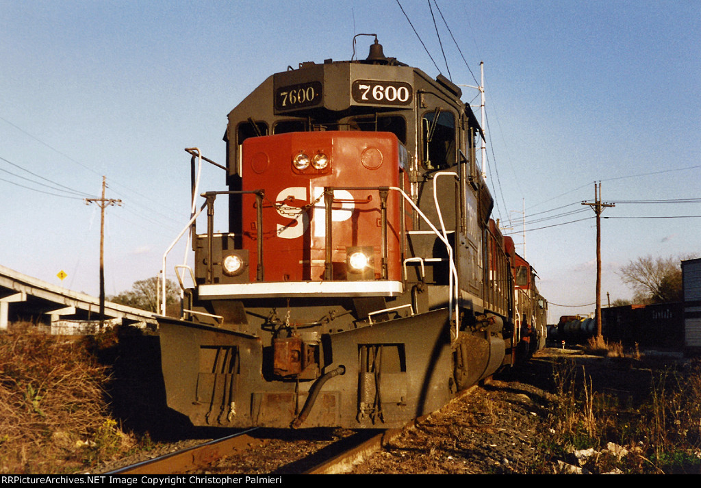 SP GP40P-2 7600 at East Bridge